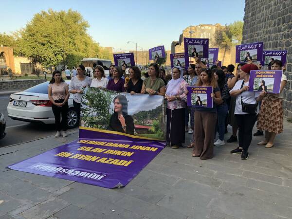 JINHAGENCY | Women unfurl banner on ancient walls of Sur to protest ...