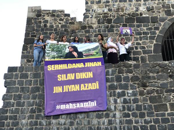 JINHAGENCY | Women unfurl banner on ancient walls of Sur to protest ...